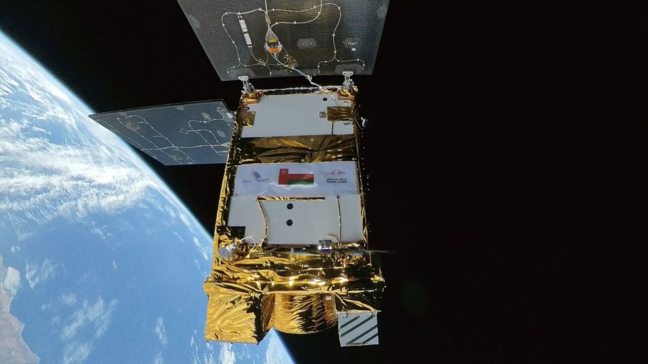 Oman Lens: Revolutionizing Space with AI-Enhanced Satellites - Omanspire.om